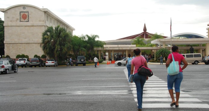Estudiantes y profesores saludan decisión de inicio de clases en la UASD