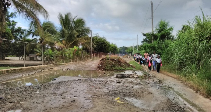 Protestan en Manoguayabo por arreglo de las calles y recogida de basura
