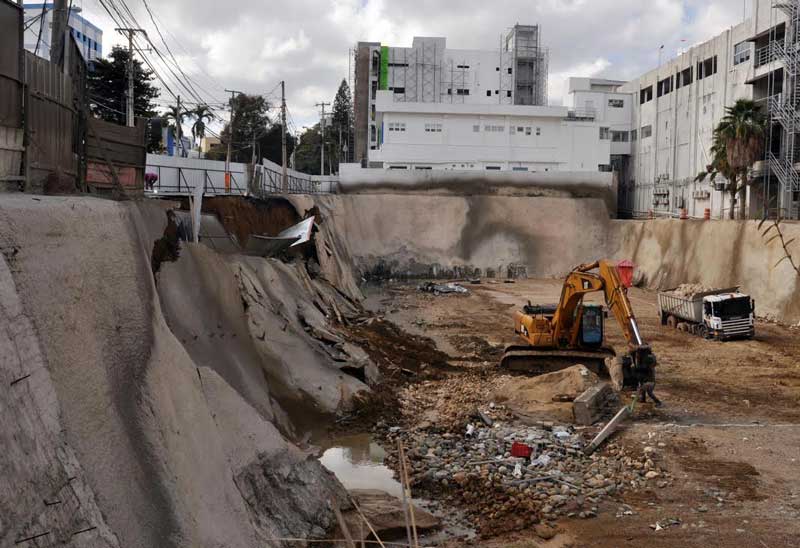 CODIA dice derrumbe en calle de Santiago se debido a falla en construcción