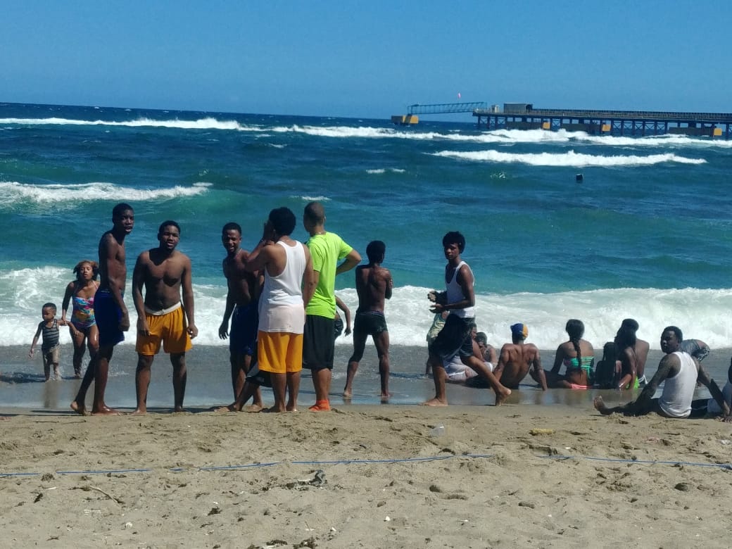 Proceso.com.do :: Pese a clausura bañistas visitan playa los gringos en ...