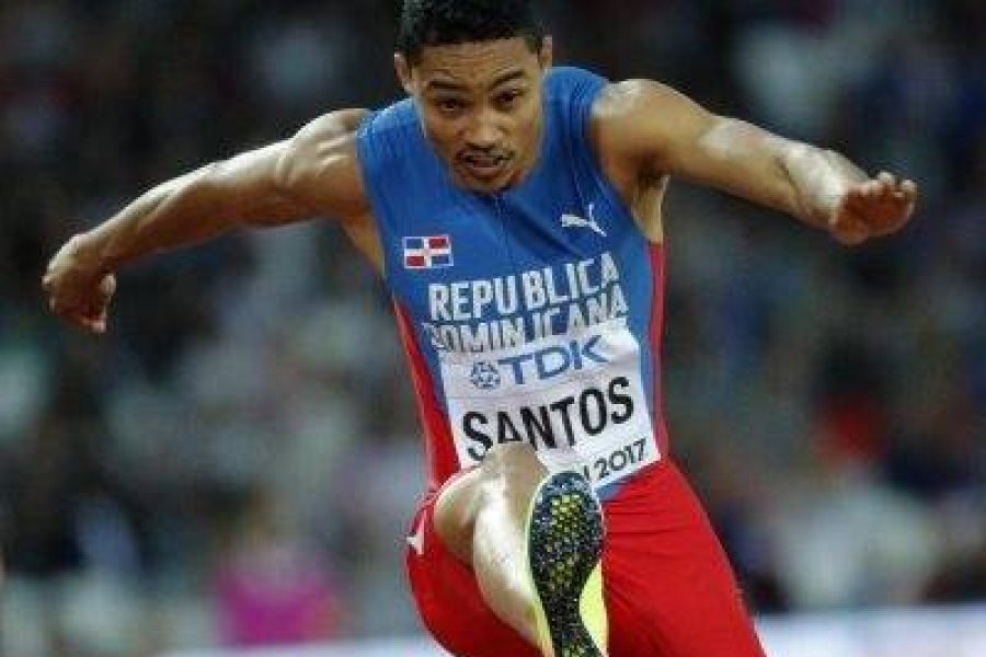 Juander Santos gana semifinal de los 400 metros con vallas y avanza a final