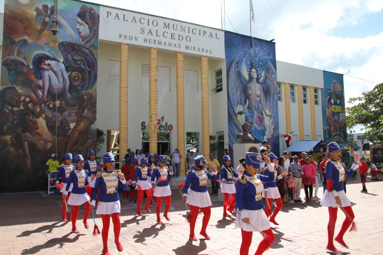 El arte de grupos de la DGDC en medio del folklor de Festival Hermanas ...