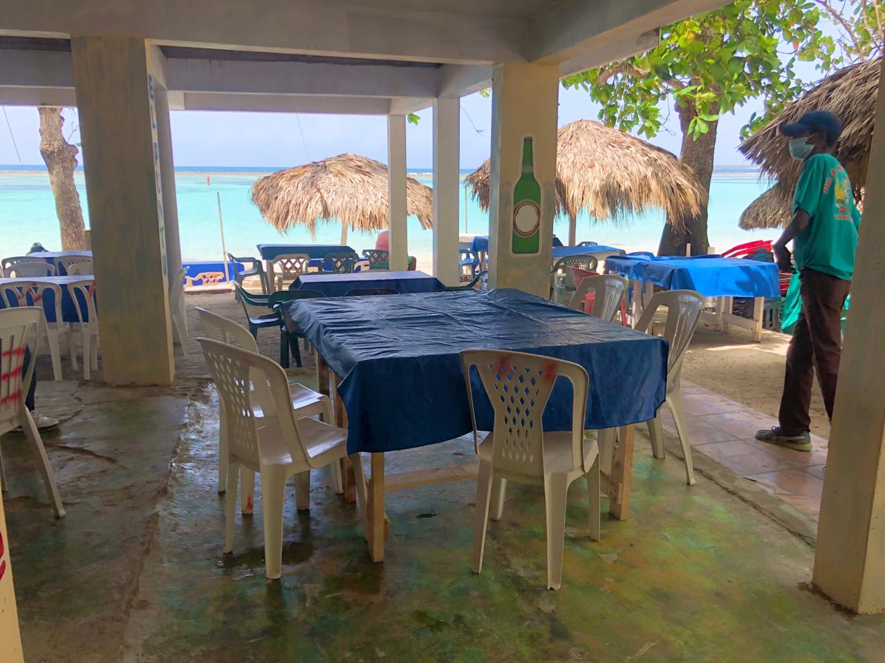 Propietarios de restaurantes en Boca Chica desesperados por poca clientela