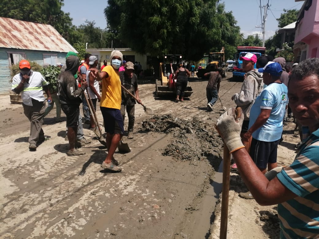 Obras Públicas interviene distrito municipal Uvilla, en Tamayo, para ...