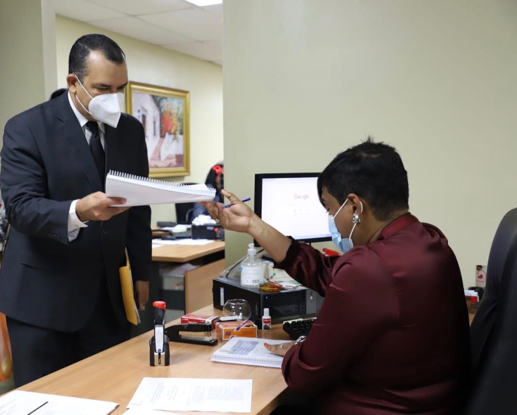 Román Jáquez formaliza su inscripción como candidato a la JCE