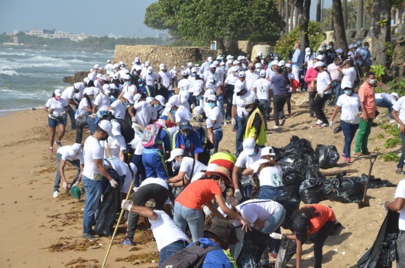 MESCYT y ADB realizan jornada de limpieza en playa de Güibia