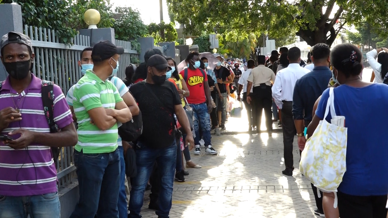 Proceso.com.do : Son extensas las filas de usuarios del metro en horas ...