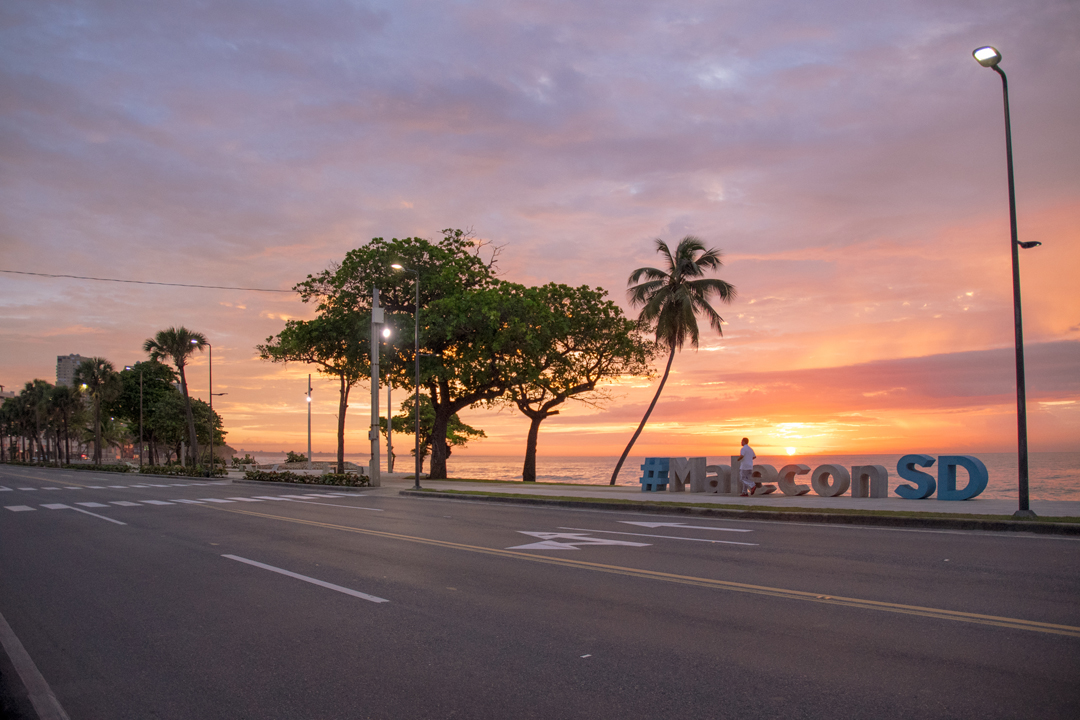 Por primera vez en mucho tiempo el Malecón de SD estuvo solitario en la ...