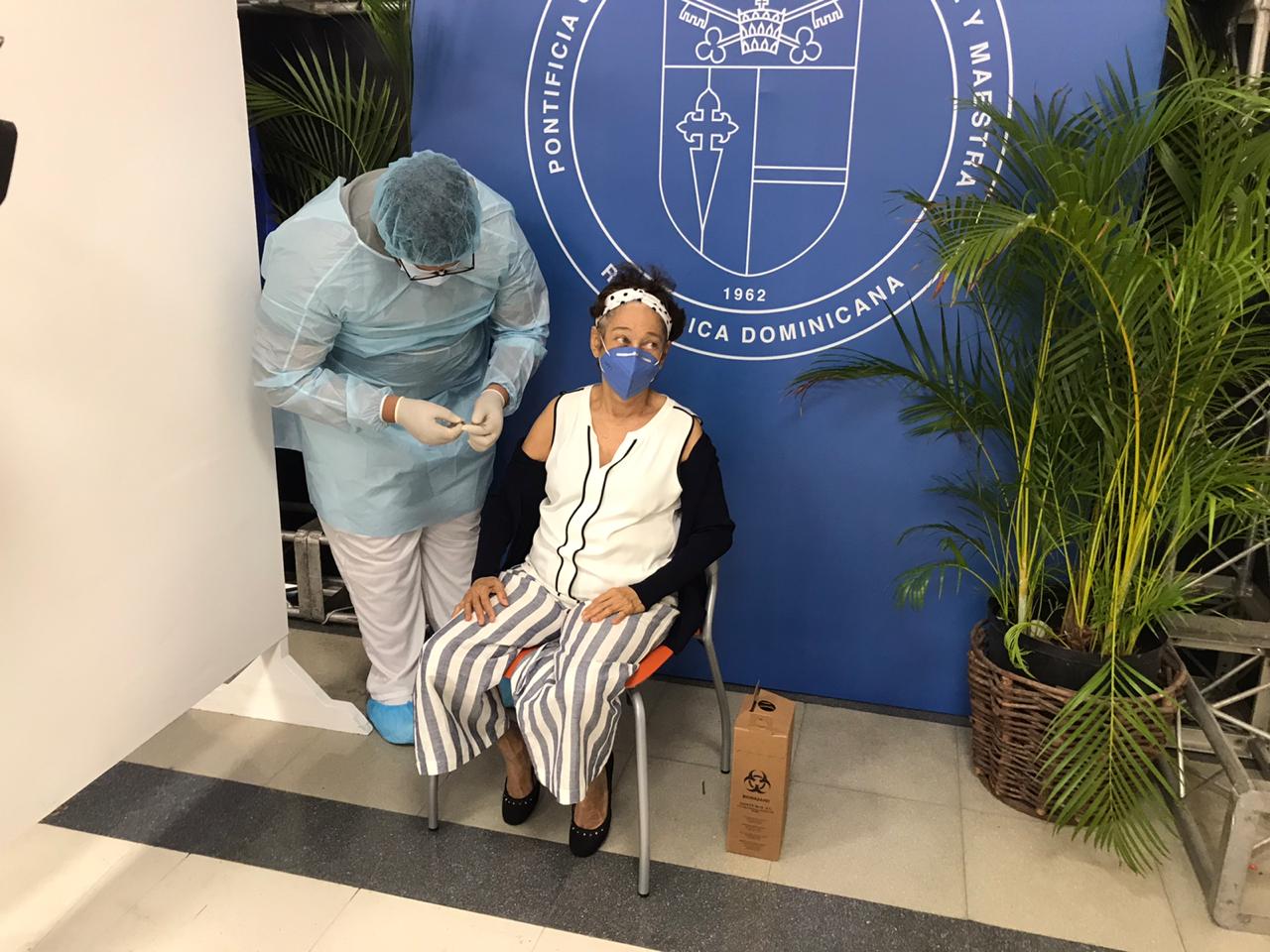 Jornada de vacunación en la PUCMM fluye en forma ordenada