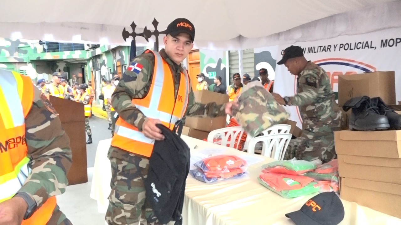 Proceso.com.do : Obras Públicas entrega equipos al COMIPOL para ...