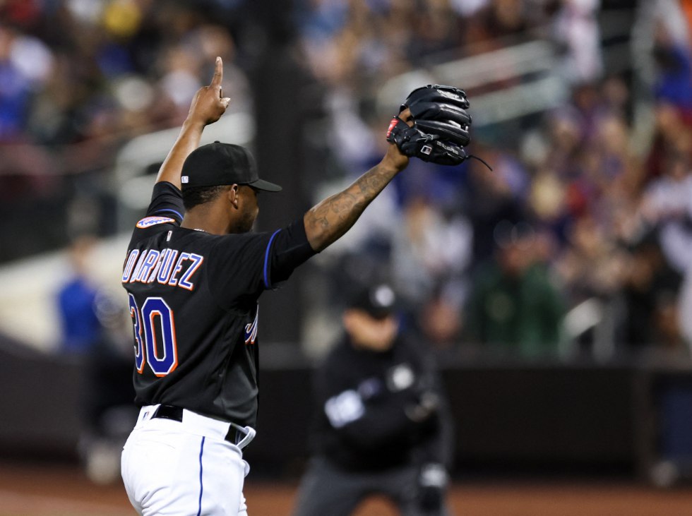 El lanzador dominicano Joely Rodríguez participó en el segundo juego ...