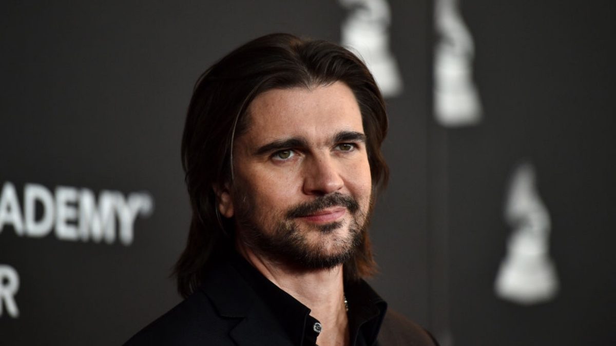 Juanes llega a los 50 sin nostalgia, con una biografía y un álbum en camino
