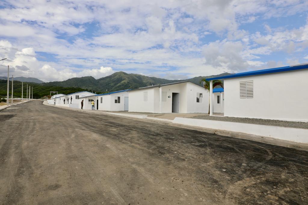 Luis entrega 100 ecoviviendas amuebladas en El Barro, Azua