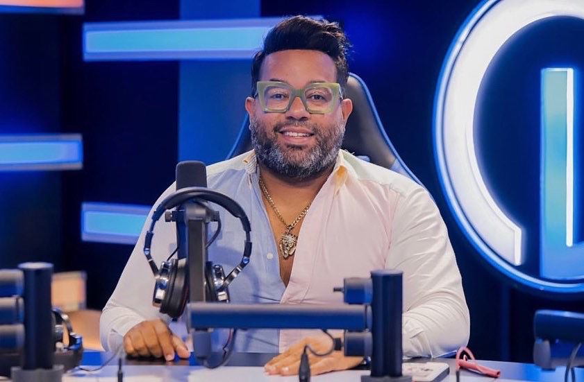 Edward Familia se posiciona en la radio por su peculiar forma de ...