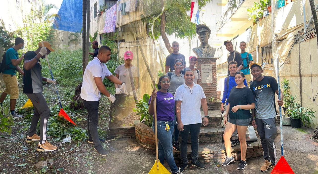 Jóvenes Universitarios de la Fuerza del Pueblo rescatan busto del ...