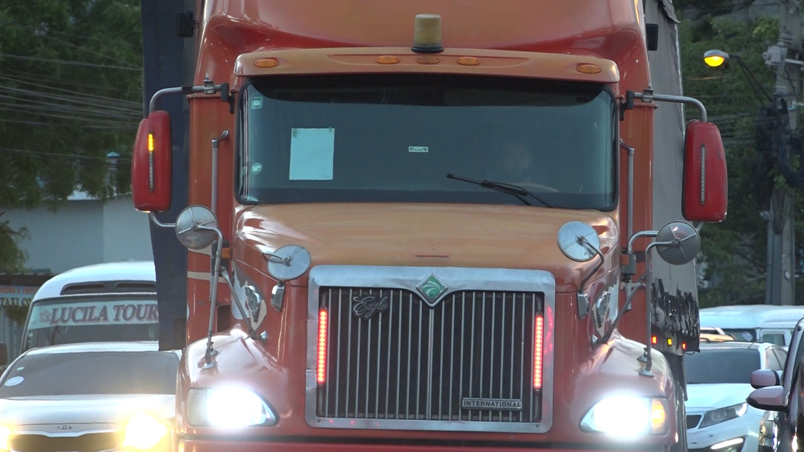 Vehículos pesados portan autorización emitida por Intrant para su ...