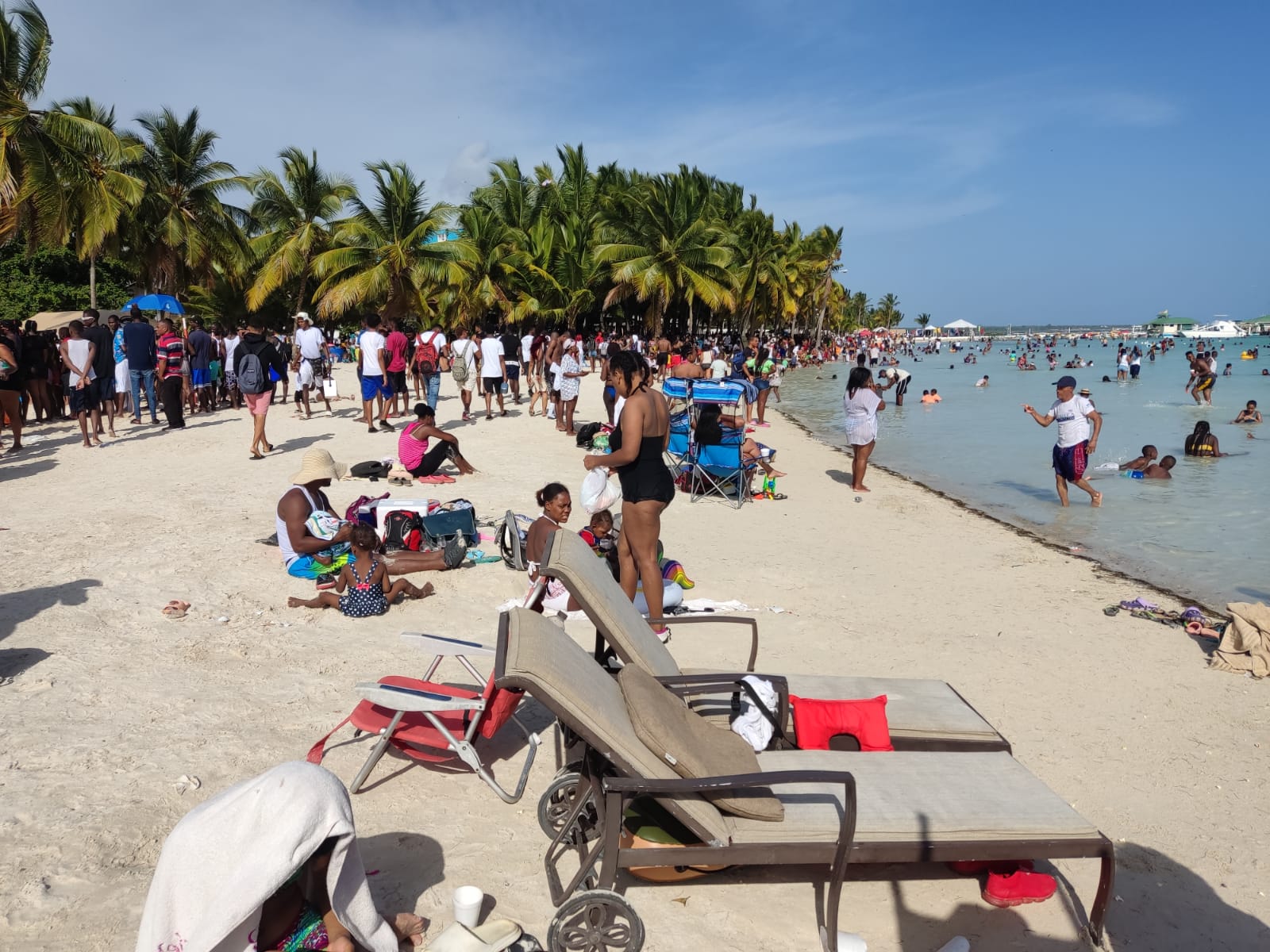 Cientos de vacacionistas abarrotan balneario de Boca Chica
