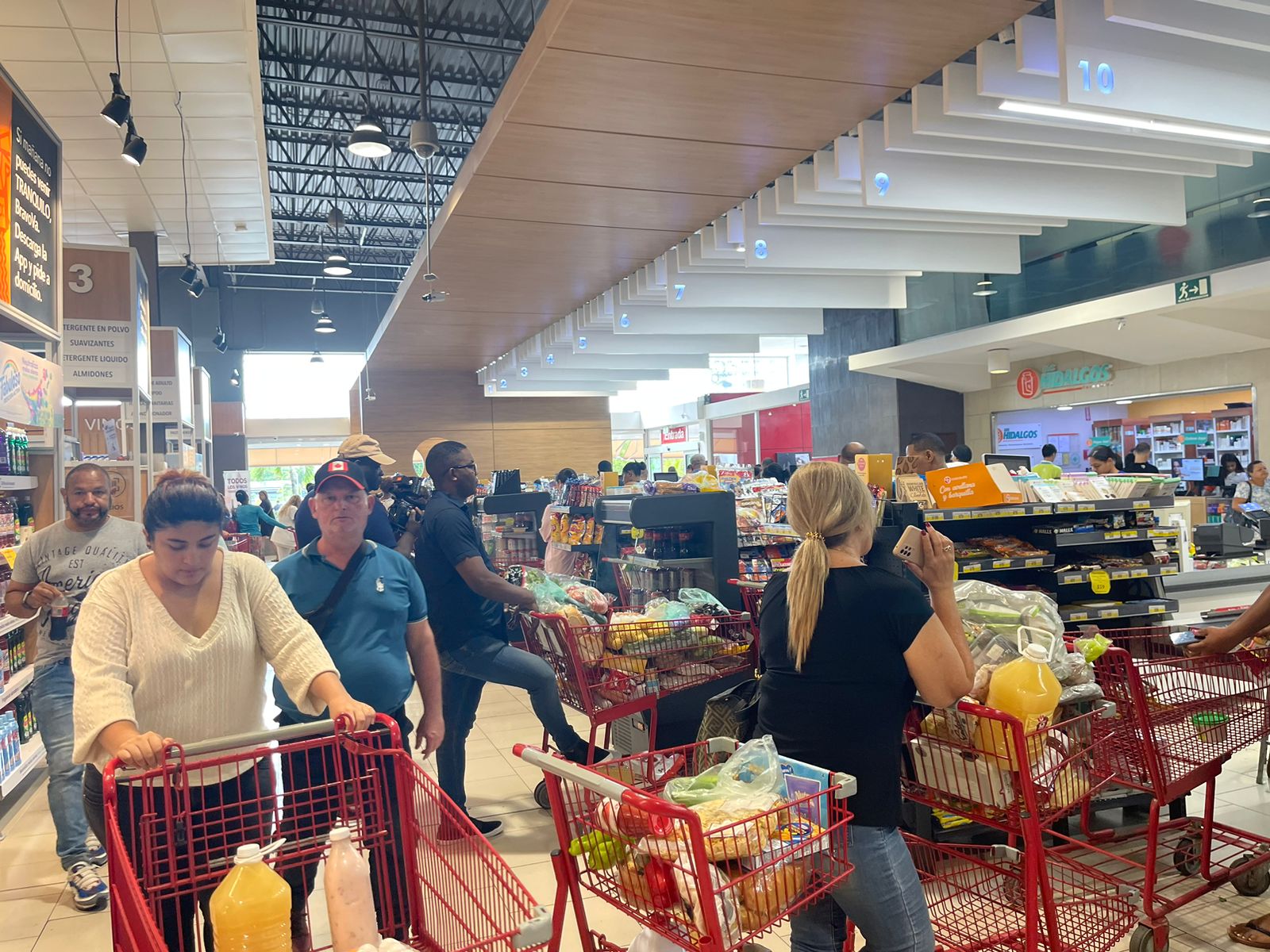 Proceso.com.do : Dominicanos abarrotan supermercados para abastecerse ...
