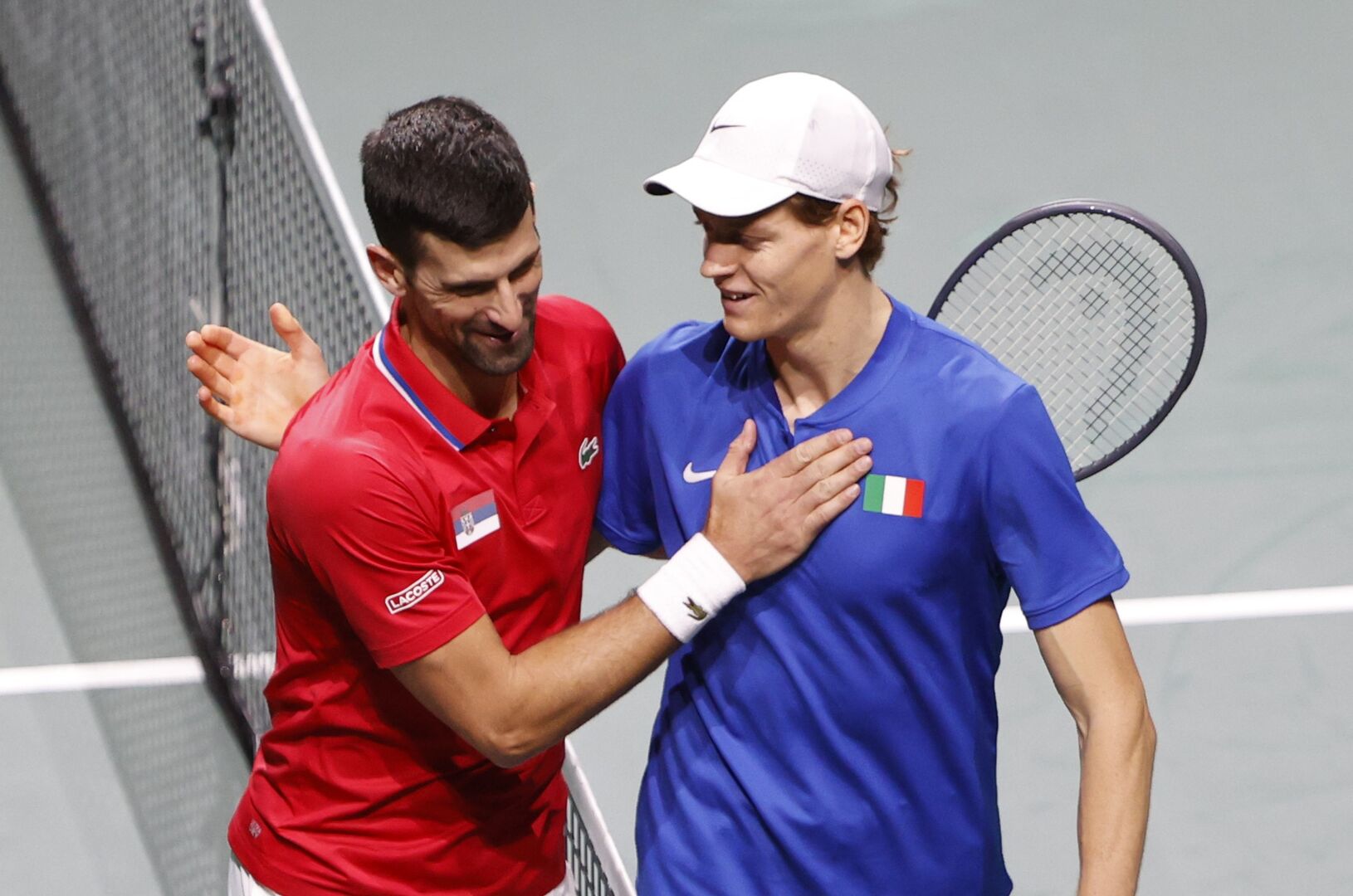 Jannik Sinner derrotó a Novak Djokovic y le cortó una racha de 21 victoria seguida