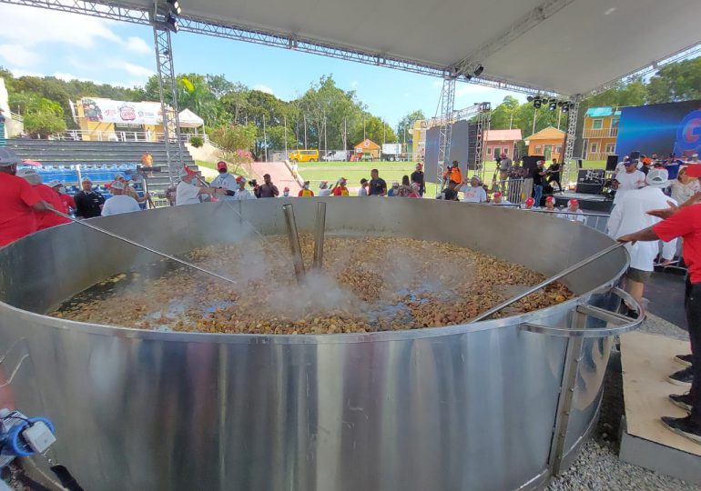 RD falla en lograr récord con el sancocho más grande del mundo