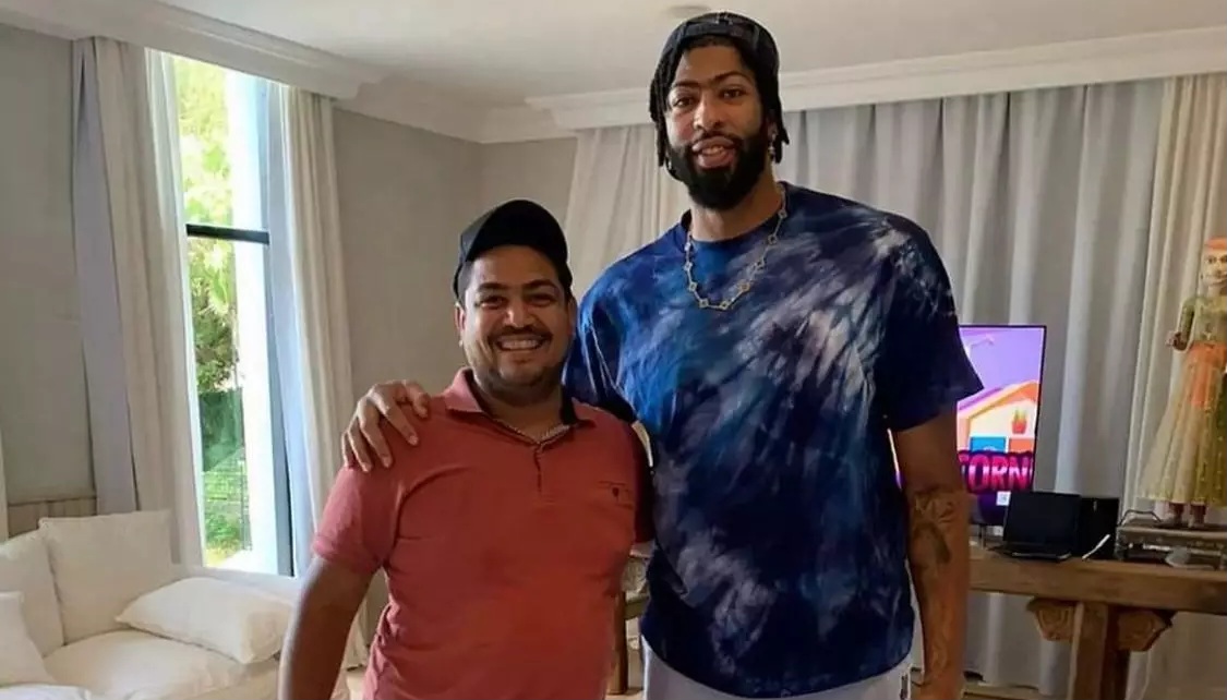 Estrella de los Lakers Anthony "La Ceja" Davis disfruta con su familia ...