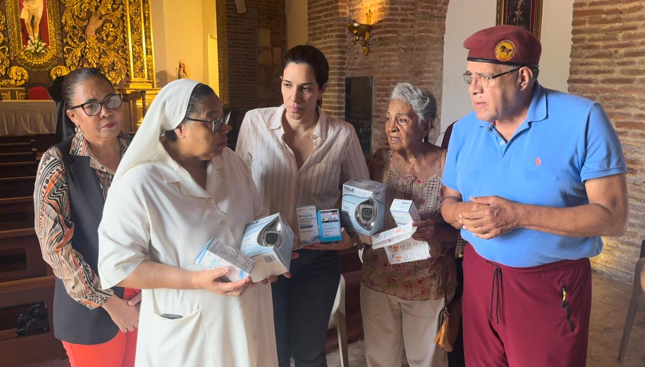 Luis El Gallo entrega medicamentos especiales de alto costo al hospital ...