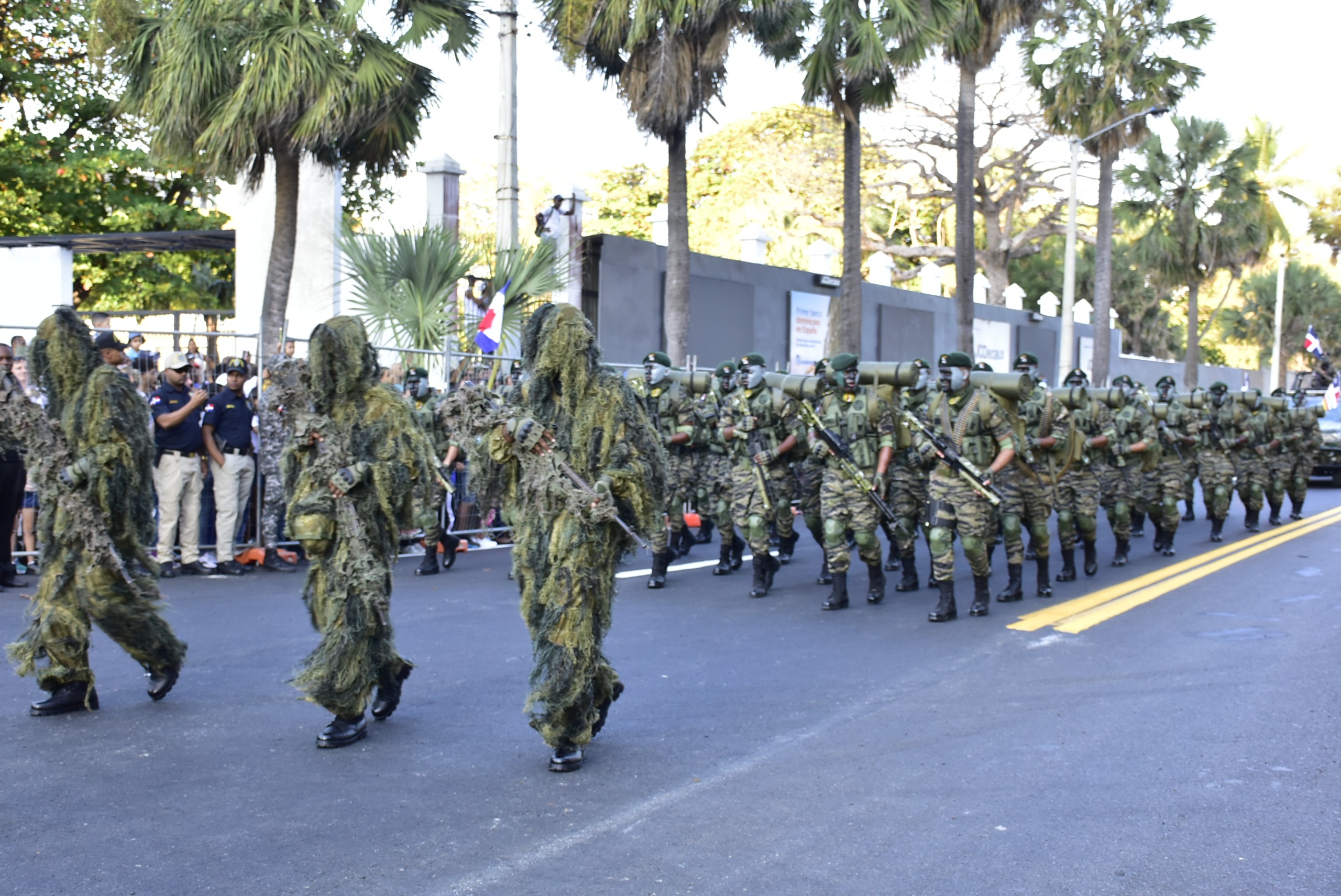 Miles disfrutan del desfile militar en conmemoración del 181 ...