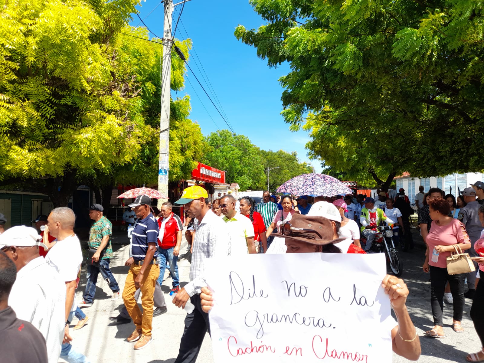 La comunidad El Cachón en Barahona se opone a saneamiento de terrenos