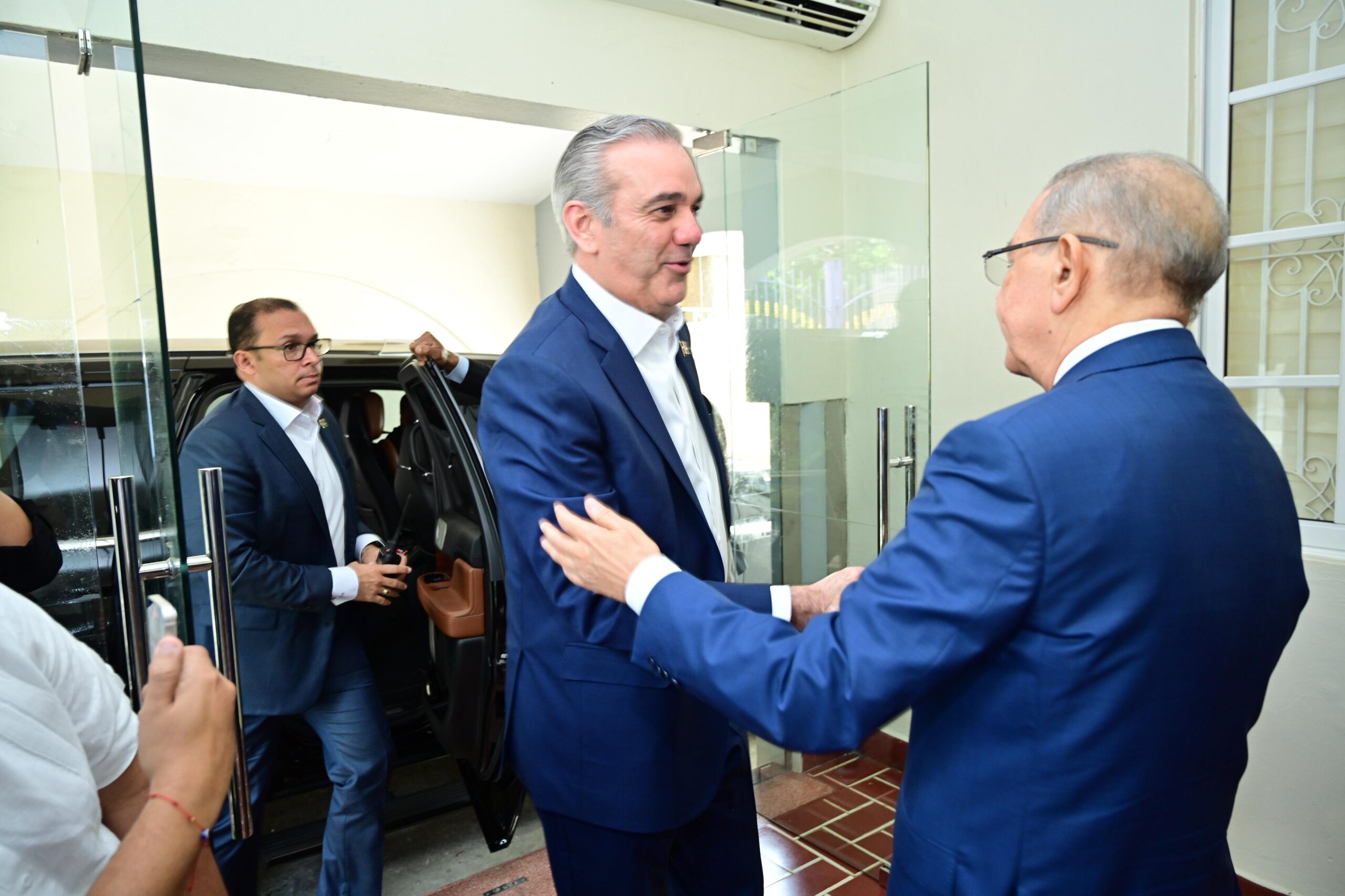 Reunión entre presidente Abinader y Danilo Medina se mantiene en Casa Presidencial PLD