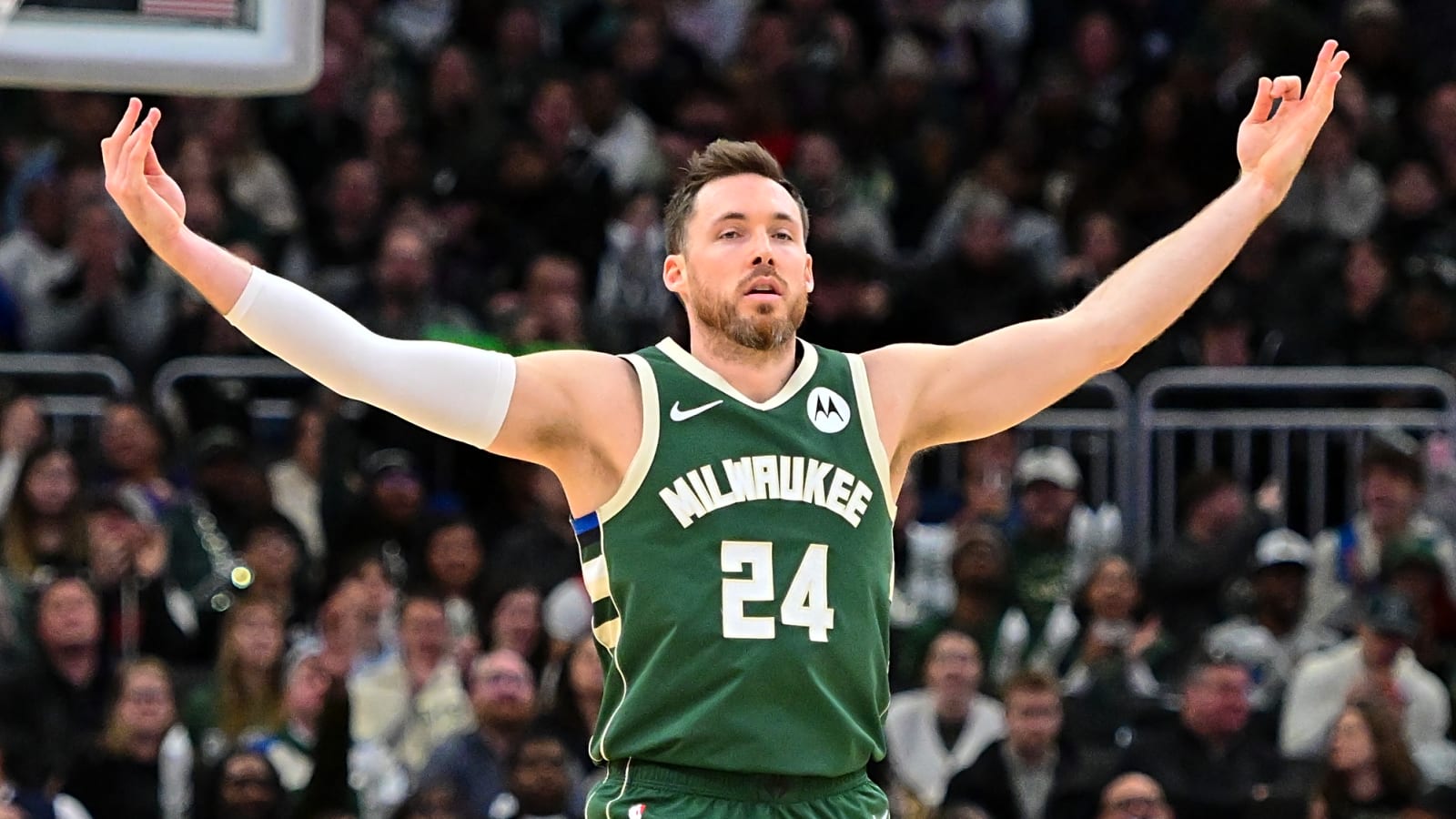 Pat Connaughton ejerció su opción de 9.4 millones de dólares para la temporada 2025-26