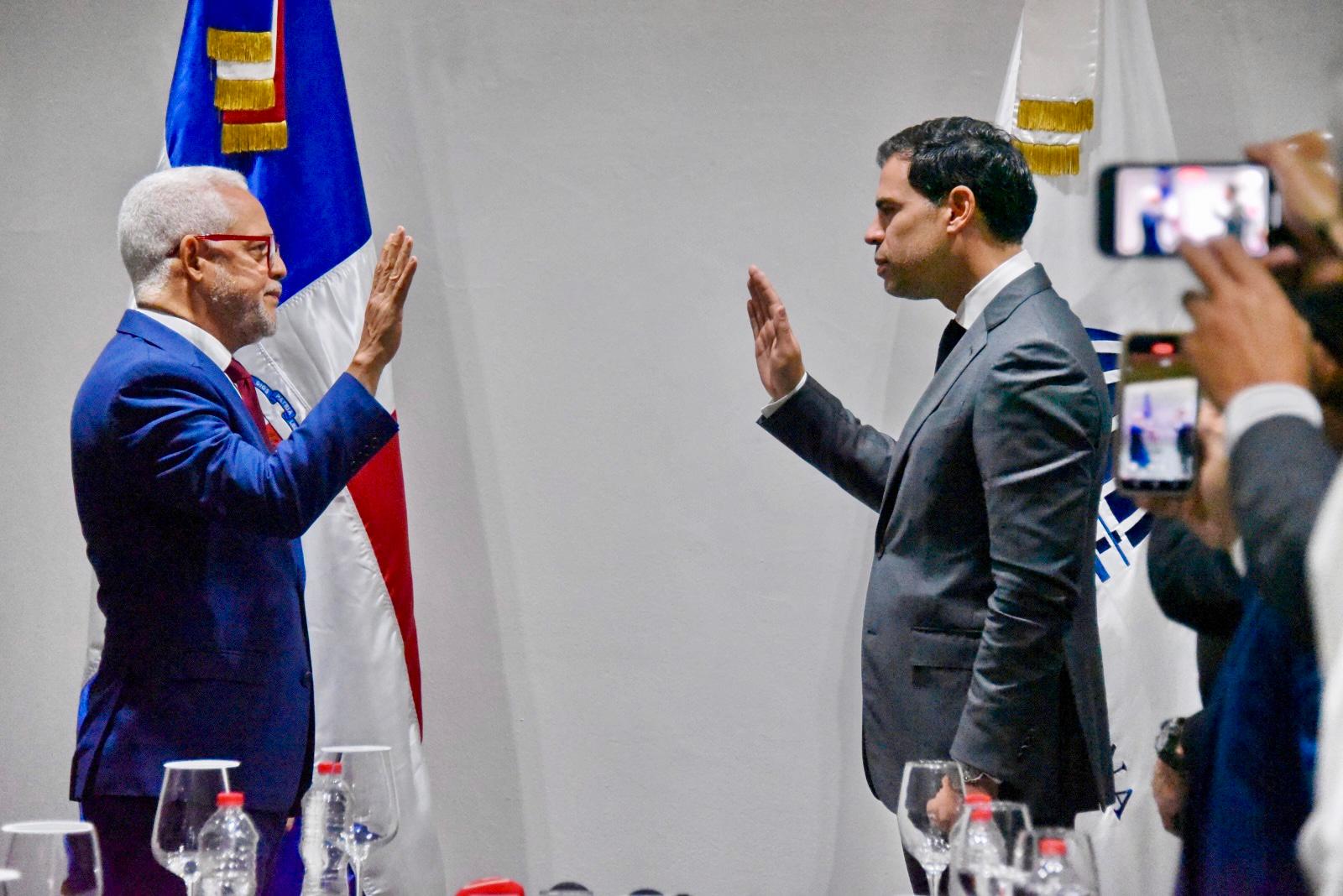 Roberto Angel Salcedo juramenta al nuevo presidente de la Comisión de ...