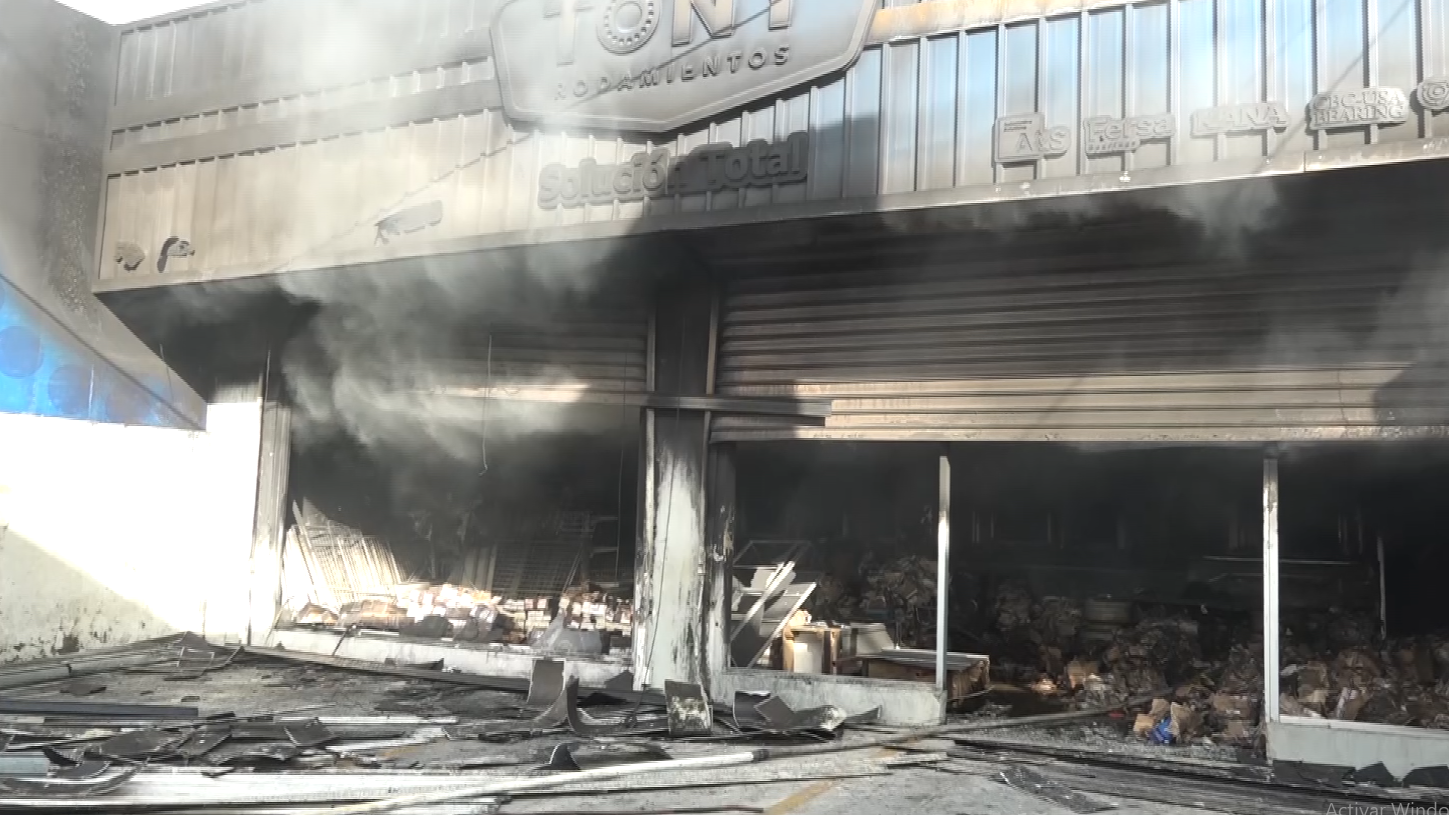 Incendio afecta sucursal de Tony Rodamientos en la avenida Hermanas Mirabal
