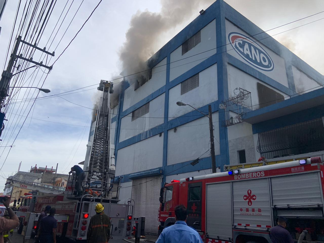 Incendio afecta Almacenes Garrido, de la avenida Duarte; ocho unidades ...