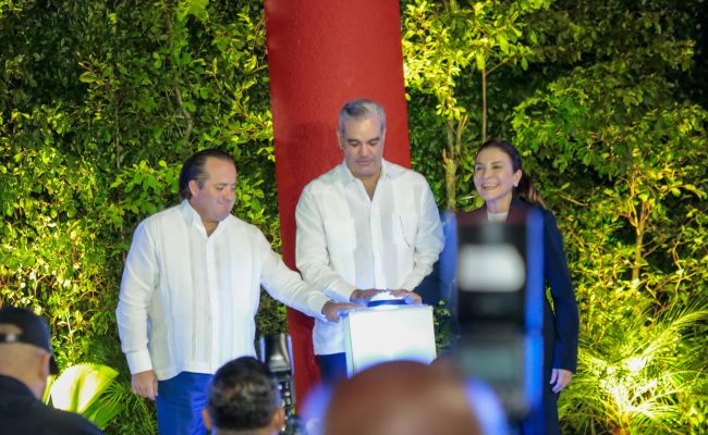 Presidente Abinader y alcaldesa Carolina Mejía inauguran Paseo 30 de Mayo